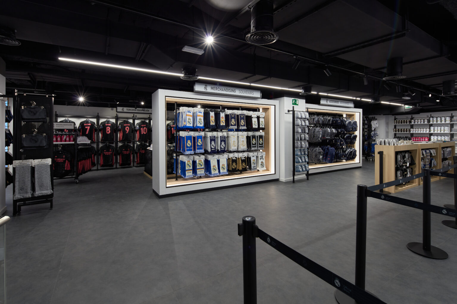 TIENDA ESTADIO REAL MADRID – LEGENDS – Totem 1.61