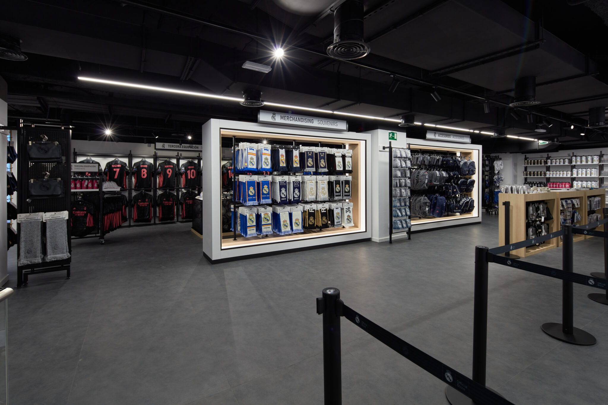 TIENDA ESTADIO REAL MADRID – LEGENDS – Totem 1.61