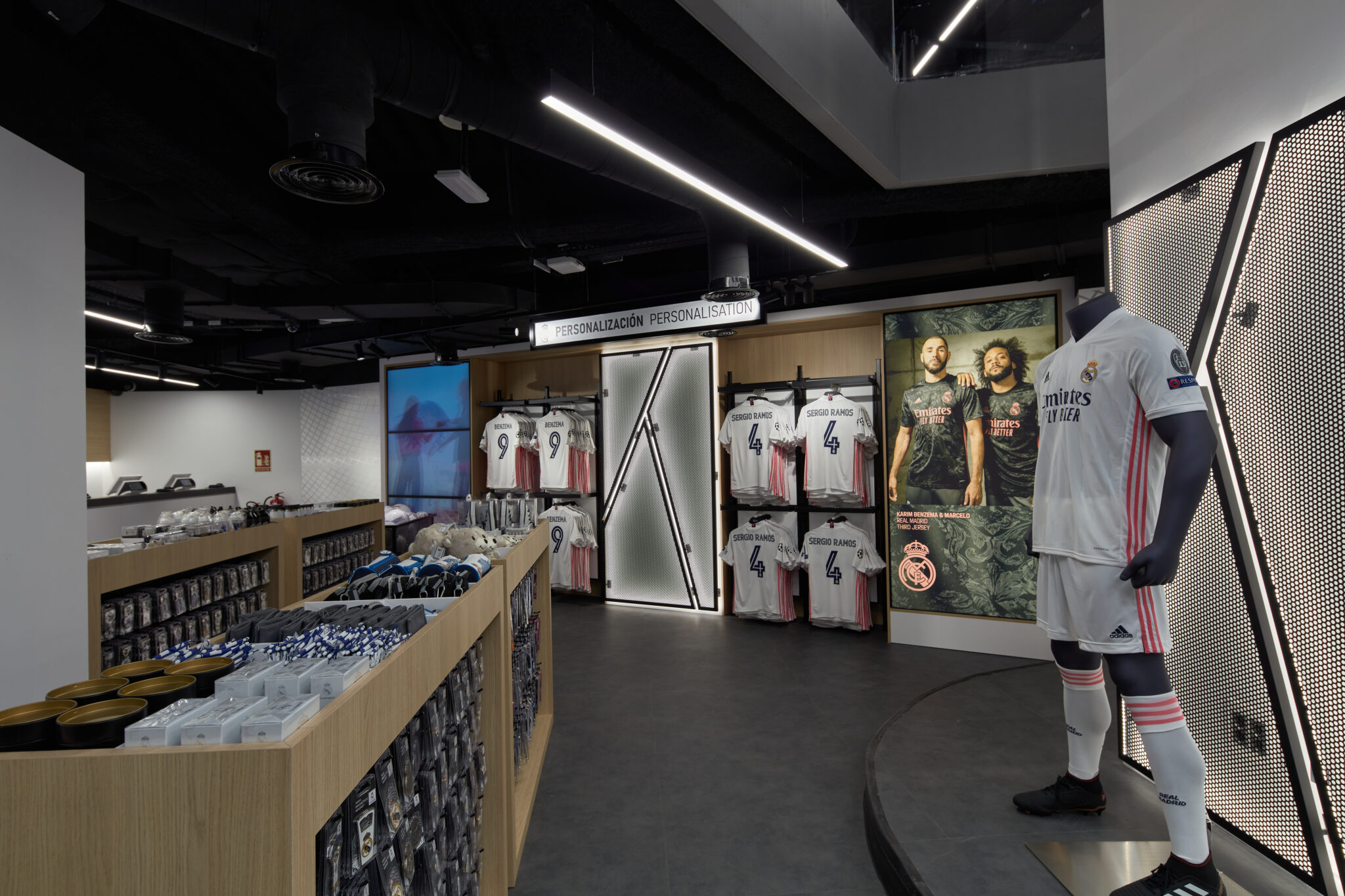 TIENDA ESTADIO REAL MADRID – LEGENDS – Totem 1.61